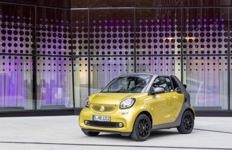 The new smart fortwo cabrio: Summer in the city Stuttgart | arcien
