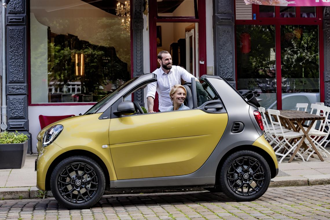 The new smart fortwo cabrio: Summer in the city Stuttgart | arcien